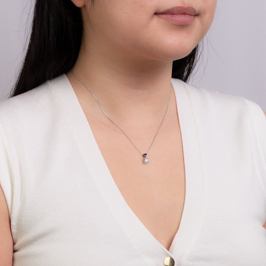 14K White Gold Canadian Diamond Pendant Necklace in a Four Claw Setting 0.10ct tw